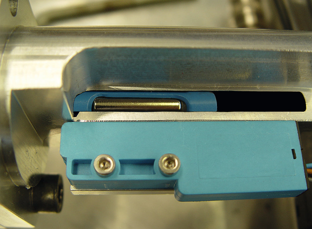 P213 Linear Sensors with 4...20mA and PNP Open Collector Fault Output